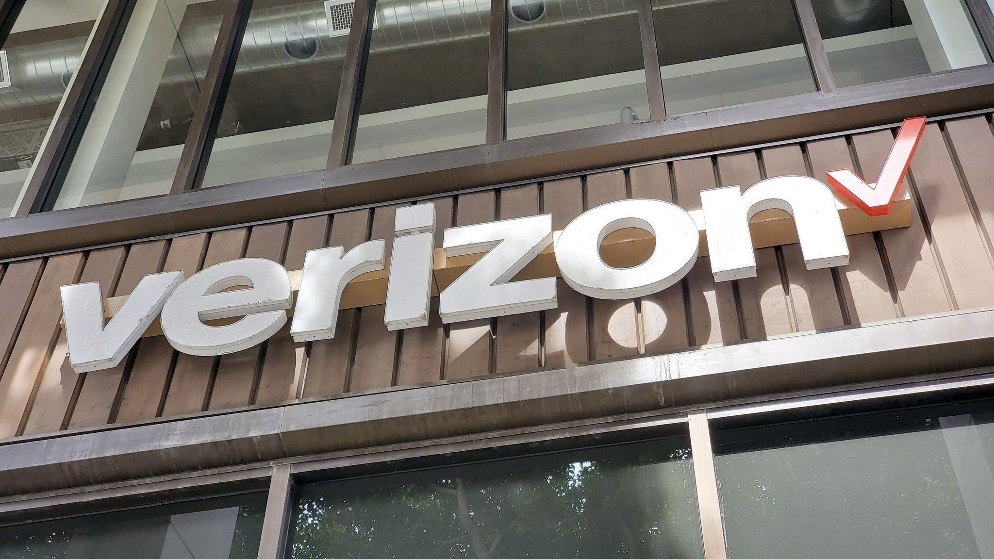 Widespread Cellular Outage Leaves Verizon, Xfinity Customers Stranded ...